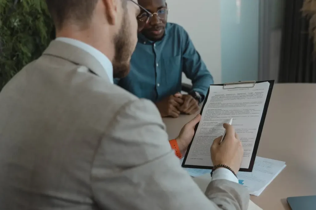 Onboarding New Hires: 12 Challenges & 8 Best Practices